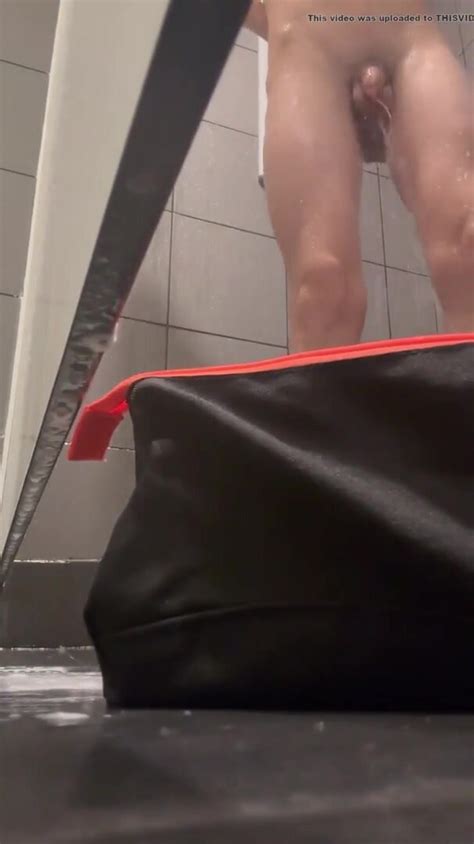 Guy Showers In Public Locker Room ThisVid