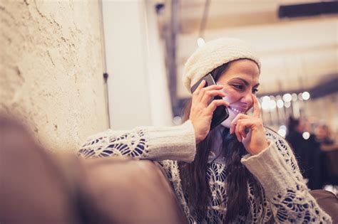 단일 카페에서 스마트 휴대 전화를 사용 하 여 아름 다운 젊은 여자 커피 휴식을 즐길 수 30 34세에 대한 스톡 사진 및 기타 이미지 30 34세 Brand Name