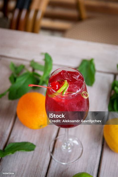알콜 칵테일 키르 로얄을 플루트 유리에 부었다 술 와인 라임 향 체리 아이스 큐브가 들어간 칵테일 건강관리와 의술에 대한 스톡 사진 및 기타 이미지 Istock