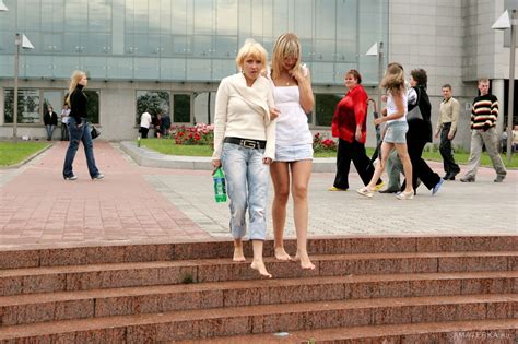 Девушки босиком в школе фото