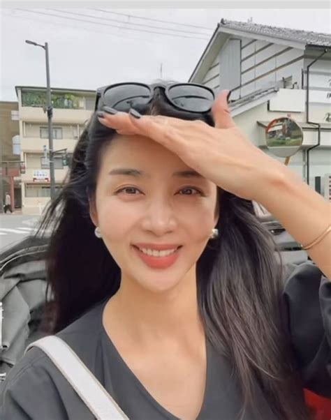 Park Sol Mi Showed Off An Innocent Black Dress Look Like The Autumn Sun