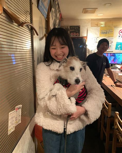 성민 본격 강아지가 접대하는 이자카야 🐶🐾🥺🖤 근데 아저씨도 너무 친절하시고 강아지랑 자꾸 사진 찍으라고 하시고 ㅋㅋㅋㅋ 심지어 음식도 욘맛이라 행복했다 … 곤약