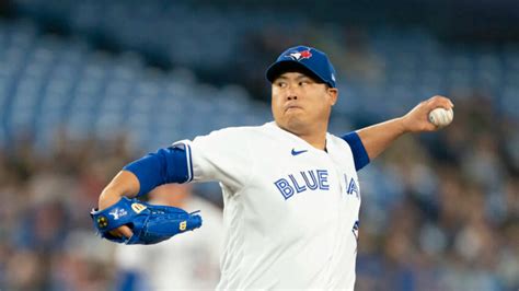 Download Hyun Jin Ryu Wearing Blue Glove Wallpaper