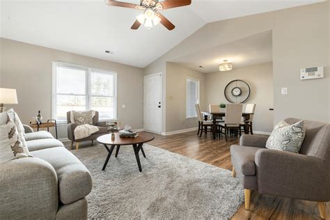 Copy Space 가구 가정의 거실 거주 공간 깨끗한 나무 녹색 안락의자 단순한 디자인 라이프스타일 목조 테이블 미니멀리스트 미니멀리즘 바닥