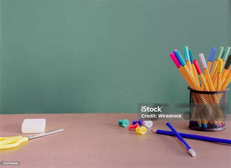 다채로운 펜과 핀이 있는 책상 뒤에 텍스트를 넣을 공간이 있는 녹색 칠판 책상에 대한 스톡 사진 및 기타 이미지 책상 0명 개념 Istock