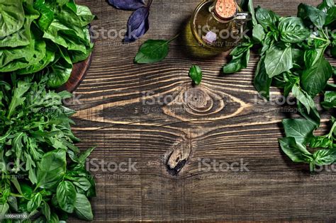 나무 배경에 신선한 유기농 허브의 다양 한입니다 갓 바 질 등 허브를 수확 Arugula 최고의 볼 수 있습니다 공간 복사 건강한 생활방식에 대한 스톡 사진 및 기타 이미지