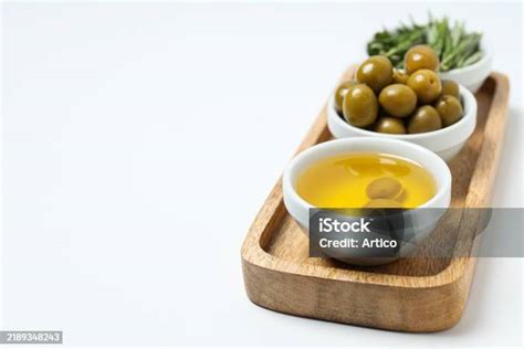 올리브 가지 기름 올리브 그릇 통 나무 서 통하고 있는 흰색 배경 텍스트를 위한 공간 건강한 식생활에 대한 스톡 사진 및 기타 이미지 Istock