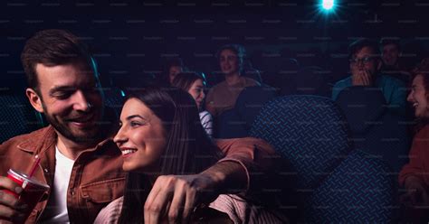 영화관에서 영화를 보면서 웃고 있는 쾌활한 사람들 사진 Unsplash의 관객 이미지