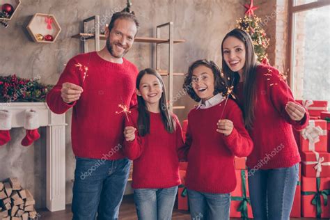 Foto De Encantador Hermano Emocionado Hermana Marido Esposa Disfrutando De Noel Celebraci N De