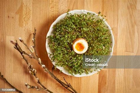나무 테이블에 크레스 콩나물과 접시에 유기 삶은 치킨 계란 Easter Monday에 대한 스톡 사진 및 기타 이미지 Easter Monday 건강한 생활방식 건강한