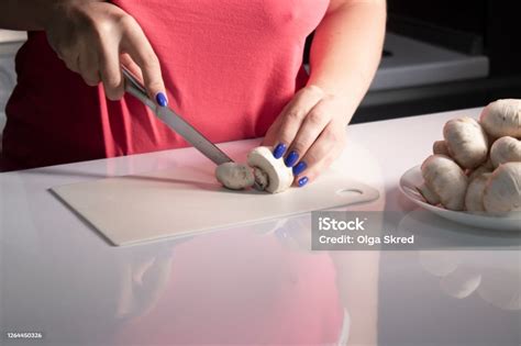 소녀의 손은 흰색 테이블 상단에 흰색 플라스틱 보드에 버섯 버섯을 잘라 요리 과정 고급 요리에 대한 스톡 사진 및 기타 이미지 고급 요리 날것 단면도 Istock