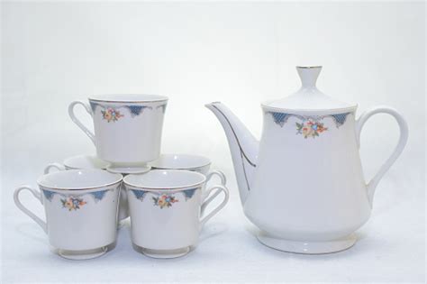 흰색 배경에 고립 된 우아하고 전통적인 뜨거운 음료 컵의 모의 업 디자인 세트 0명에 대한 스톡 사진 및 기타 이미지 0명