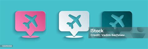 파란색 배경에 격리 된 비행기 여행 아이콘으로 종이 컷 음성 거품 비행기 비행 수송 표지판입니다 휴일 기호입니다 종이 아트 스타일입니다 벡터 일러스트레이션 3차원 형태에