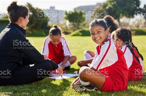 축구 코칭 계획 전략 또는 야외 경기장에서의 스포츠 경쟁 게임 및 전술 훈련을 위한 소녀 초상화 축구 선수 매니저 팀워크 또는 종이 형성 목표 또는 학습 스케치 10 11