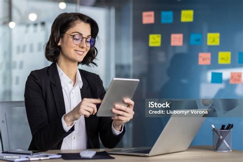 현대적인 사무실에서 태블릿을 사용하는 자신감 넘치는 사업가와 스티커 메모와 노트북을 볼 수 있습니다 개발에 대한 스톡 사진 및 기타 이미지 Istock