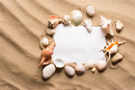 해변에서 찢어진 된 종이에 메시지입니다 뜨거운 모래와 여름 배경 프리미엄 사진