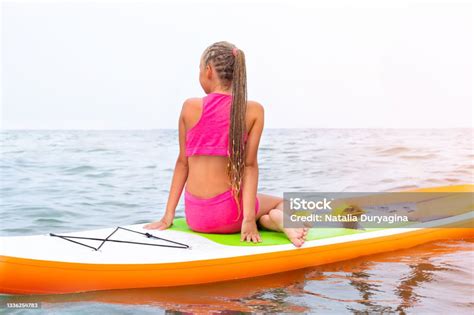 여름 일몰의 색상으로 바다에 패들 보드에 앉아 어린 소녀 땋은 머리에 대한 스톡 사진 및 기타 이미지 땋은 머리 10 11세 Mental Wellbeing Istock