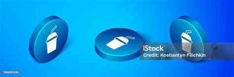 파란 배경에 고립 된 마시는 빨대와 물 아이콘이있는 등색 종이 유리 소다 음료 유리 신선한 차가운 음료 기호 파란색 원 버튼입니다 벡터 3차원 형태에 대한 스톡 벡터 아트