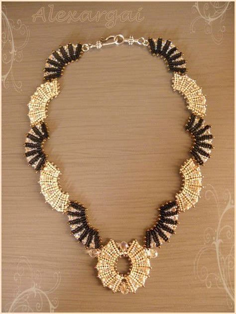 Épinglé Par Tina Sur Beading Fan Shape Semi Circle Crescent Or Circle