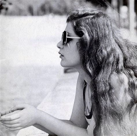 “ცხოვრებამ აზრი დაკარგა უშენოდ…” ვისზე წერს ნინო გაჩეჩილაძე