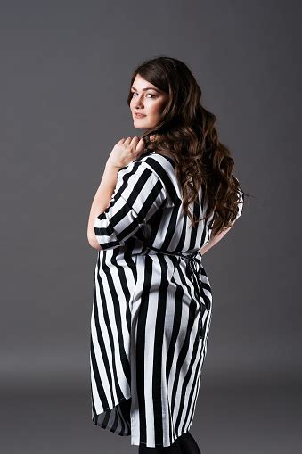 플러스 사이즈 패션 모델 스트라이프 드레스에서 여자 회색 배경과 체중 여성의 신체에 지방 곡선에 대한 스톡 사진 및 기타 이미지 곡선 드레스 세로 구도 Istock