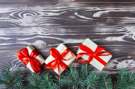 나무 배경에 전나무 가지가있는 축제 선물 상자 새해와 크리스마스 개념 플랫레이 복사 공간을 참조하십시오 엽서 0명에 대한 스톡 사진 및 기타 이미지 Istock