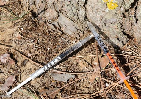 마약 중독자가 공공 공원에 버려진 정맥에 마약을 주입하기 위해 사용하는 일회용 주사기 0명에 대한 스톡 사진 및 기타 이미지 0명 건강관리와 의술 공원 Istock