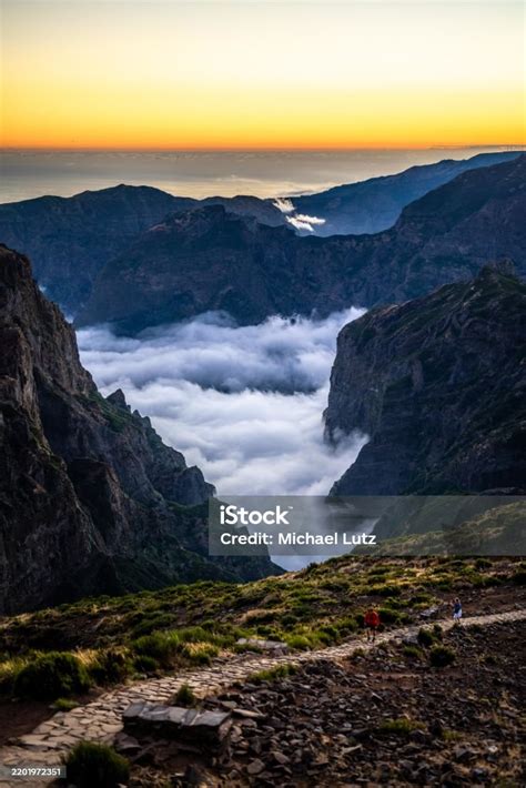 ピコドアリエロ渓谷の山の風景の中で絵のように美しい夕暮れ時に階段を上るハイカーたちverade Do Pico Ruivoマデイラ島ポルトガルヨーロッパ ひらめきのストックフォトや画像を