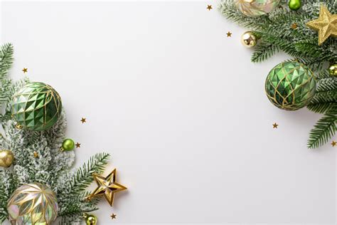 크리스마스 장식 개념 눈 속의 소나무 가지와 금색 녹색 투명한 보블 스타 장식품과 카피 스페이스가있는 고립 된 흰색 배경에