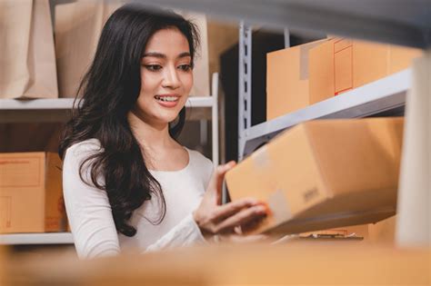 아시아 여성 전자 비즈니스 기업가 주문 확인 및 제품 배송 배달 사업의 포장 소포 상자 물류 패키지 업무와 함께 일할 수있는 온라인 사이버 공간을 가진 프리랜서 마케팅