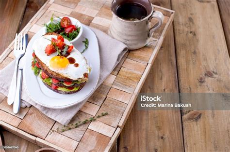 치즈와 토마토와 달걀과 곡물 빵에서 토스트 채식 음식입니다 흰 접시와 나무 배경 유용한 아침 식사입니다 텍스트를 작성 하기 위한 여유 공간입니다 건강한 생활방식에 대한 스톡