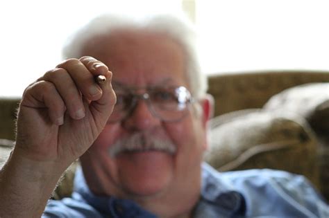 로열티 무료 사진 손에 펜을 가진 남자 우리는 세상을 바꾸기 시작 자신감 있는 저자는 강력한 펜을 들고 작가의 셀카는 그의 펜을 들고 당신이 손으로 쓴 편지를 사랑하는