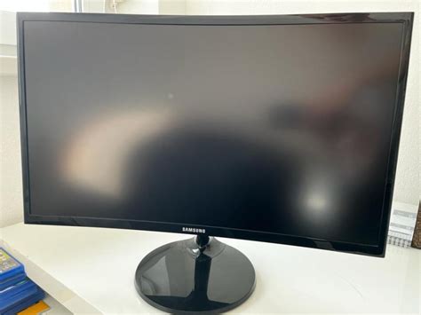 Samsung ukrivljen monitor C24F390F