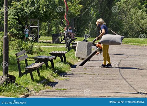 Un Trabajador Que Opera Un Soplador De Basura Limpia Un Parque De La Ciudad Foto Editorial