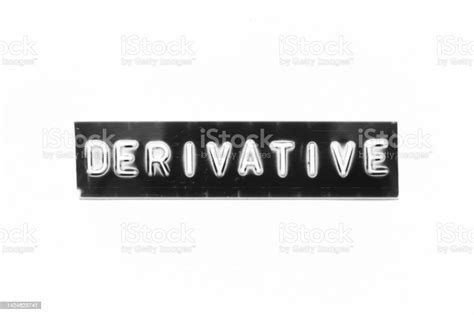 흰 종이 배경에 검은 색 배너에 단어 파생물이 새겨진 엠보싱 편지 금융에 대한 스톡 사진 및 기타 이미지 금융 산울타리 계약서 Istock