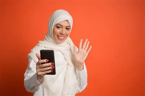 행복 한 아랍 여자 Hijab에서 스튜디오 배경에서 포즈 웃는 여자의 초상화 감정에 대한 스톡 사진 및 기타 이미지 감정 단정한 의류 동양인 Istock