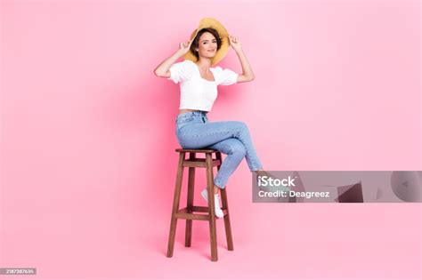 사랑 스럽다 예쁜 아가씨 입고 흰색 크롭 탑 모자 앉아 나무 의자 비치 바 절연 핑크 컬러 배경의 전체 길이 사진 25 29세에 대한 스톡 사진 및 기타 이미지 Istock