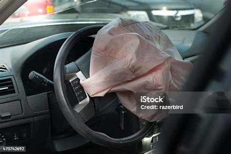 자동차모드 충돌사고 사고 거리 손상되었음 차량 에어백 2015년에 대한 스톡 사진 및 기타 이미지 2015년 고속도로