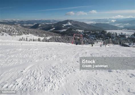 겨울 눈이 산악 스키 리조트 슬로프를 덮었습니다 그림 같은 고산 리조트 드라고브랏 우크라이나 카르 파 티아 산맥에서 장엄한