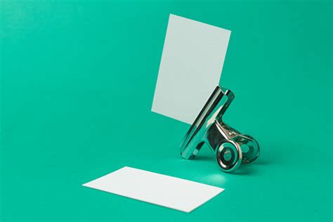 클리핑 경로가 있는 현대적인 명함 모형 템플릿입니다 프리젠 테이션 브랜딩 기업 정체성 광고 개인 문구류 그래픽 디자이너 프리젠 테이션을위한 디자인 모의 실제 사진 책상에