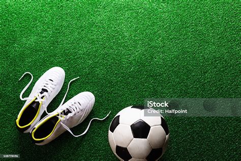 축구공 및 대한 클리트 초록색입니다 인공 잔디 스튜디오 쇼 축구 신발에 대한 스톡 사진 및 기타 이미지 축구 신발 공