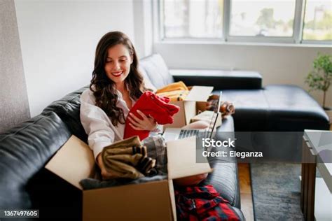 집에서 실내에서 옷장을 분류 하는 웃는 여자 자선 기부 개념 옷장에 대한 스톡 사진 및 기타 이미지 옷장 정리하기 Charitable Foundation Istock
