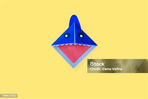 Diy와 어린이 창의력 종이 접기 북마크 단계별 지침 종이로 상어를 만드는 방법 Step9 책에 대한 책갈피를 마쳤습니다 어린이