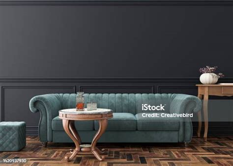 현대 거실의 빈 검은 벽 고전적인 스타일의 인테리어를 모의하십시오 사진 포스터를위한 공간을 복사하십시오 아트웍용 템플릿입니다 블루 벨벳 소파 쪽모이 세공 마루 벽 성형 3d