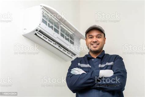실내 에어컨 서비스 에어컨 청소 기술자 그는 앞 덮개를 열고 필터를 꺼내 씻었습니다 그는 고무를 입고 제복을 입고 검사 보기에 대한 스톡 사진 및 기타 이미지 Istock