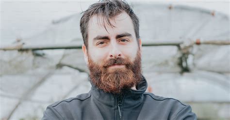 팔짱을 끼고 서 있는 턱수염을 기른 남자 사진 Unsplash의 원예 이미지