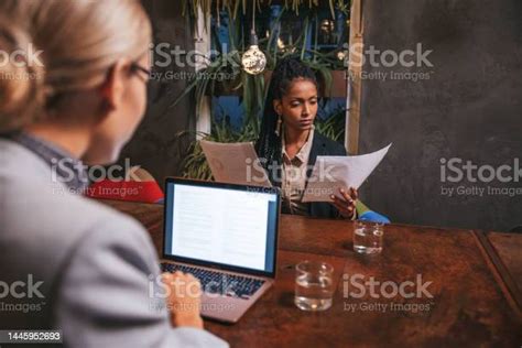 고급 레스토랑에서 비즈니스 면접 후 계약서에 서명하는 두 여성 2명에 대한 스톡 사진 및 기타 이미지 2명 30 34세 경영자 Istock