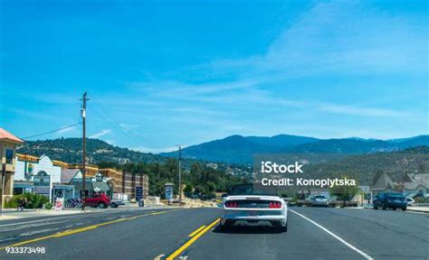 오크 허스트 캘리포니아에서 고속도로에서 자동차입니다 도 요세미티 국립 공원 캘리포니아에 대한 스톡 사진 및 기타 이미지 캘리포니아 운전하기 차 Istock