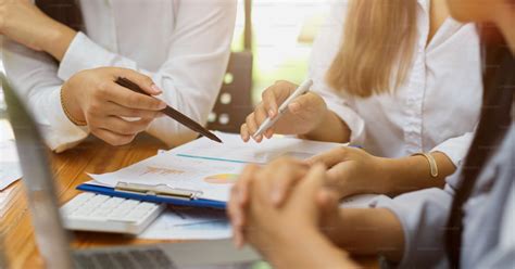 공동 작업 공간에서 재무 보고서와 노트북으로 비즈니스 학생에게 회계를 가르치는 교수를 닫고 팀 토론 사진 Unsplash의 연구 이미지