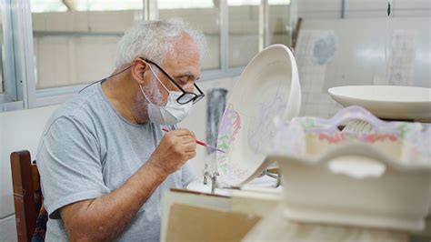 도자기 작업장에서 꽃병에 꽃무늬 그림을 그리는 마스크를 쓴 고위 남성 노동자 70 79세에 대한 스톡 사진 및 기타 이미지 70 79세 공예 제품 공장 산업 건물